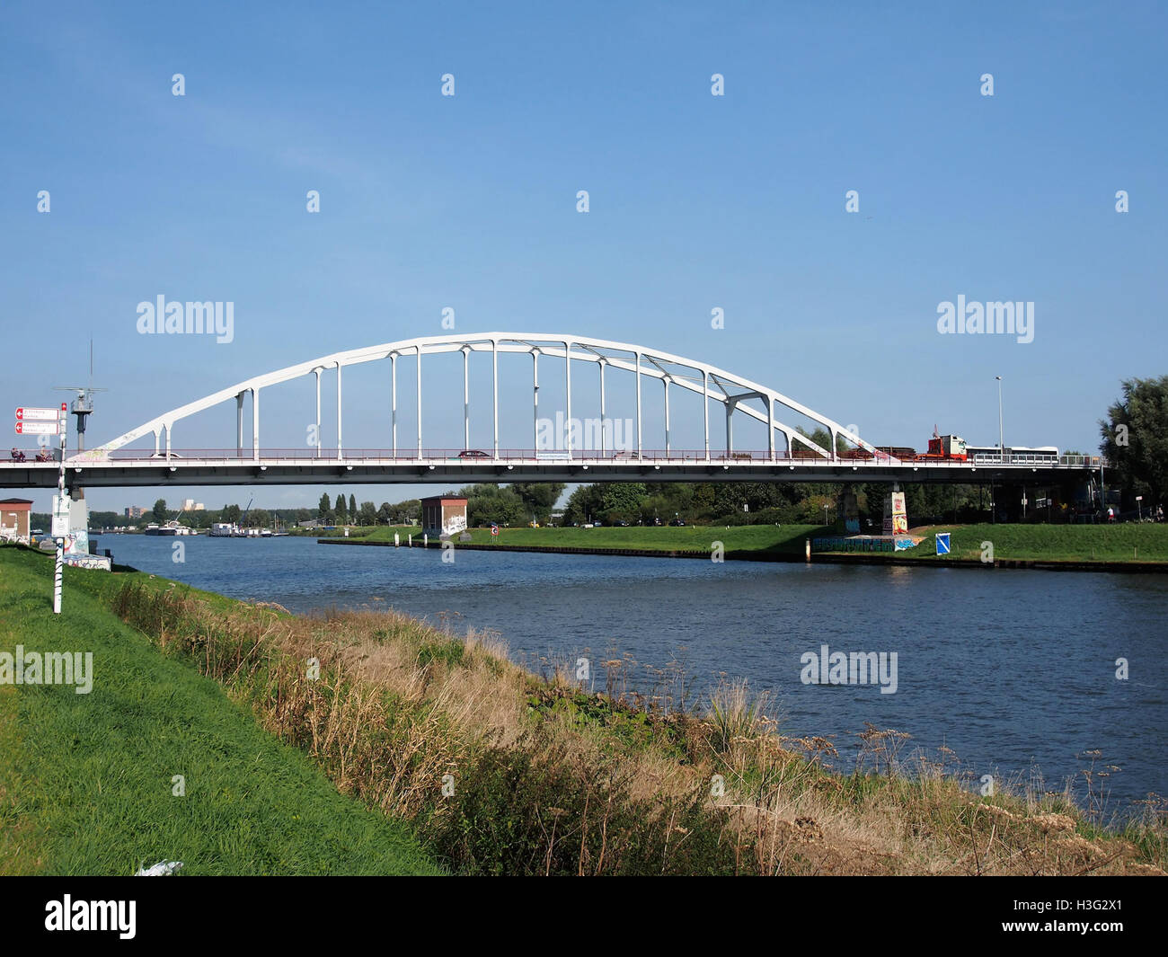 The Amsterdamse brug (Bridge 54P) spans the Amsterdam-Rijnkanaal and ...