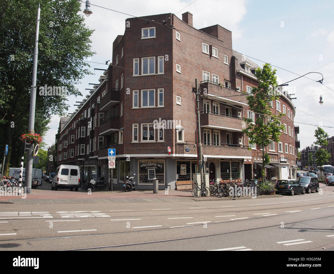 This image shows the intersection of De Clercqstraat and Tweede ...