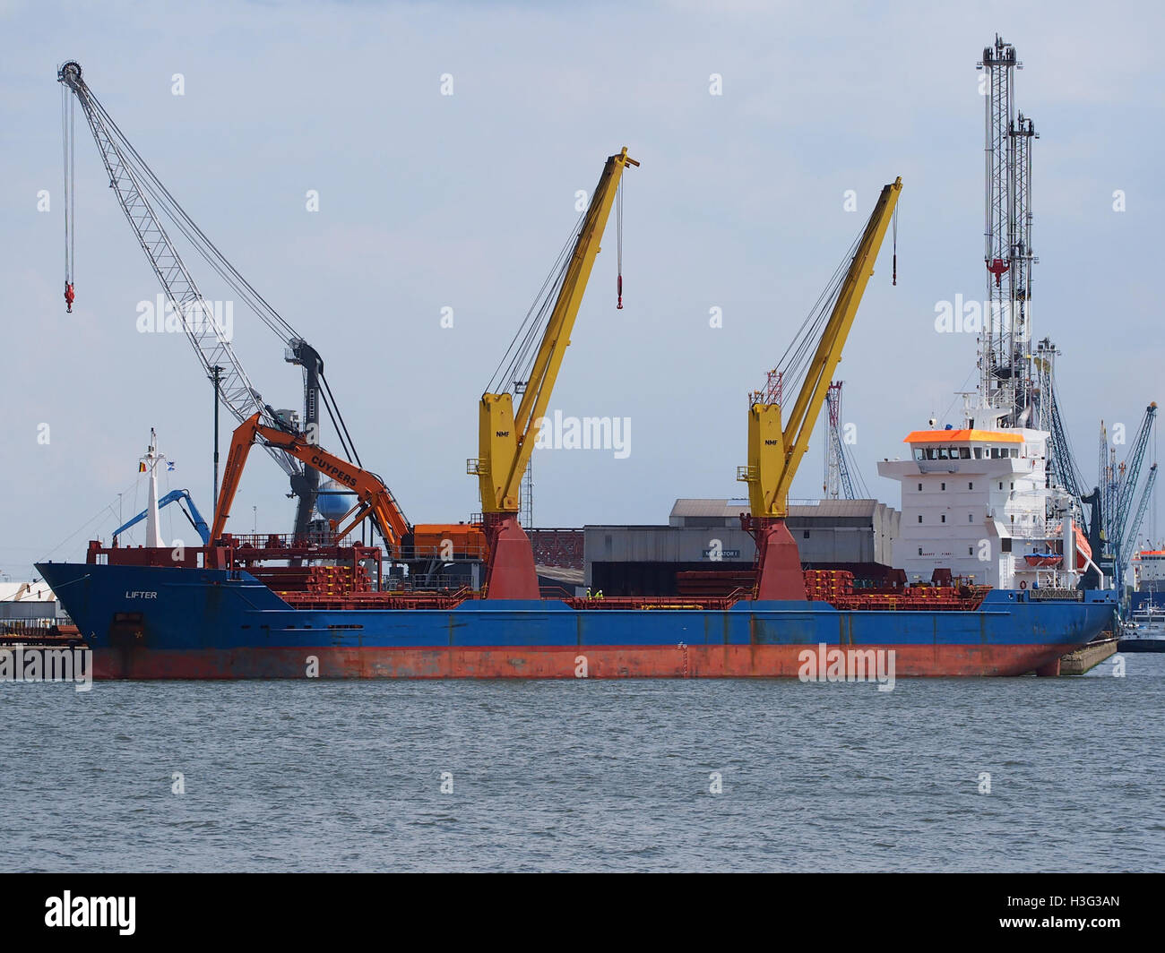 Ship lifter hi-res stock photography and images - Alamy