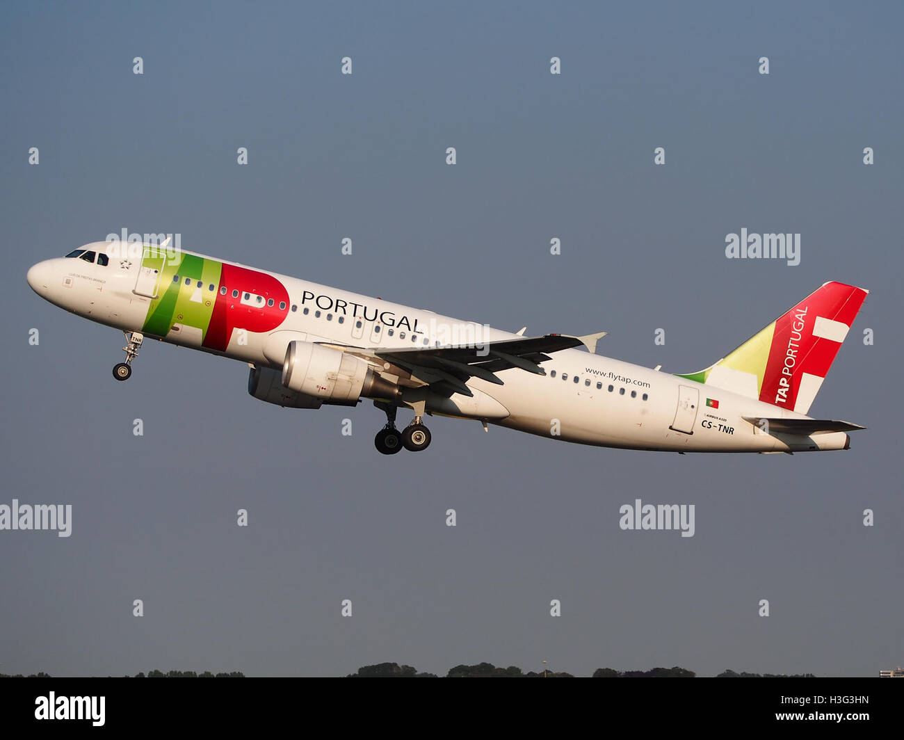CS-TNR, a TAP Air Portugal Airbus A320-214, serial number 3883, taking ...
