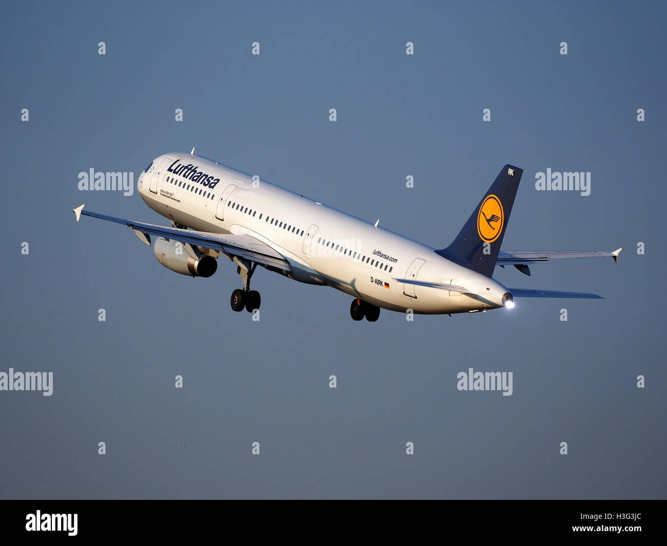 Airbus a321 131 hi-res stock photography and images - Alamy