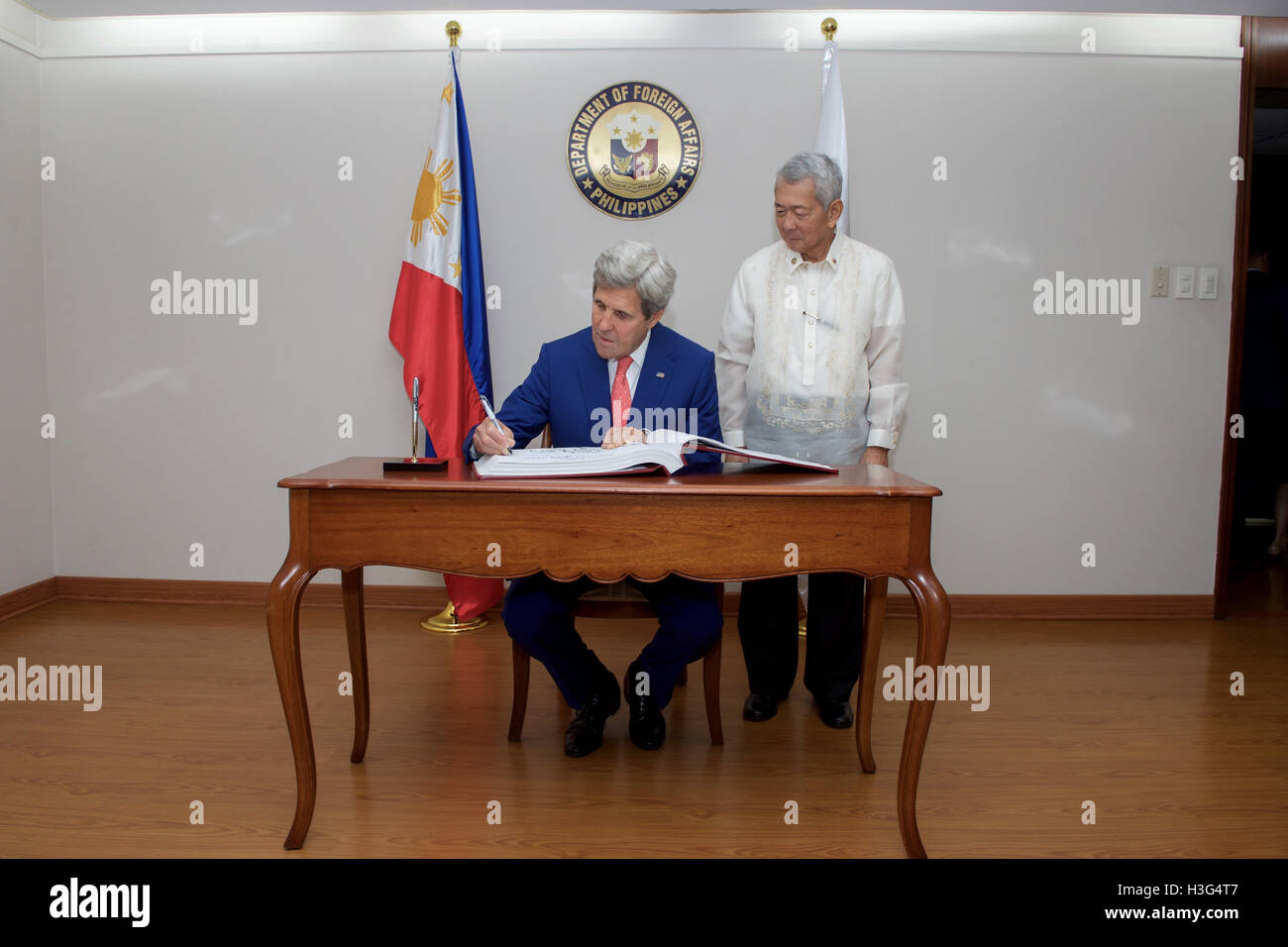 Philippines Foreign Secretary Perfecto Yasay watches U.S. Secretary of ...