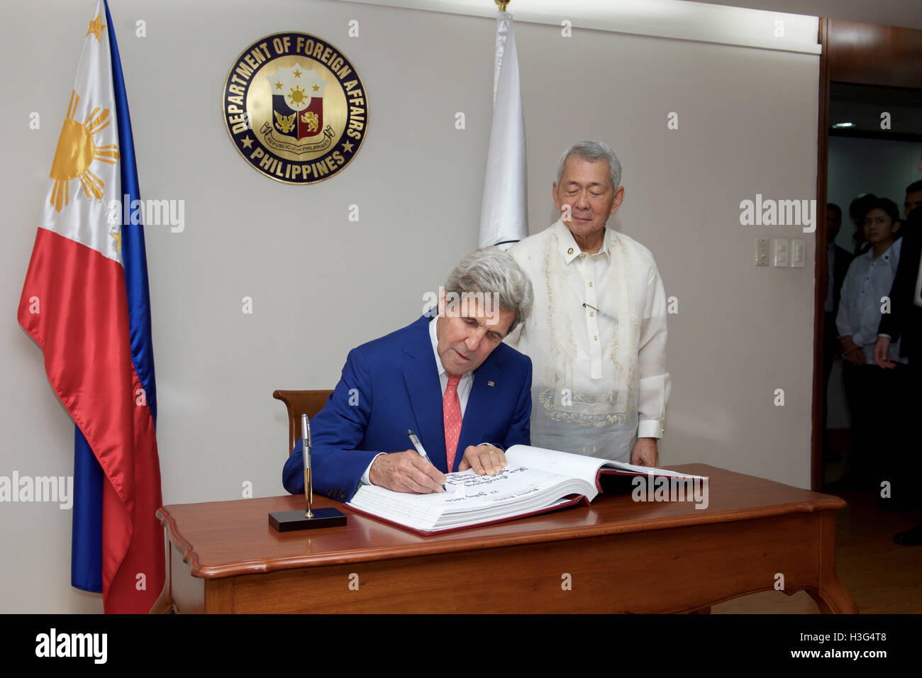 Philippines Foreign Secretary Perfecto Yasay watches U.S. Secretary of ...