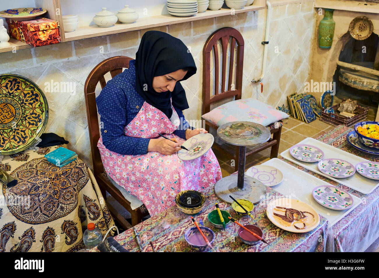 Iran, Isfahan province, Natanz, fabrication of the pottery Stock Photo ...