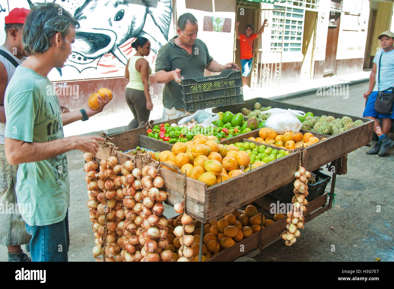 Cuban poor neighbourhood hi-res stock photography and images - Alamy