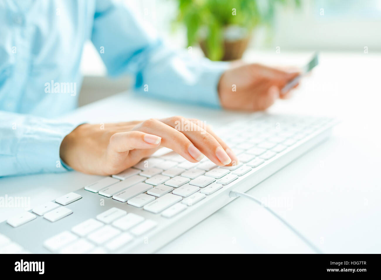 Hands using computer and credit card. Online shopping Stock Photo - Alamy