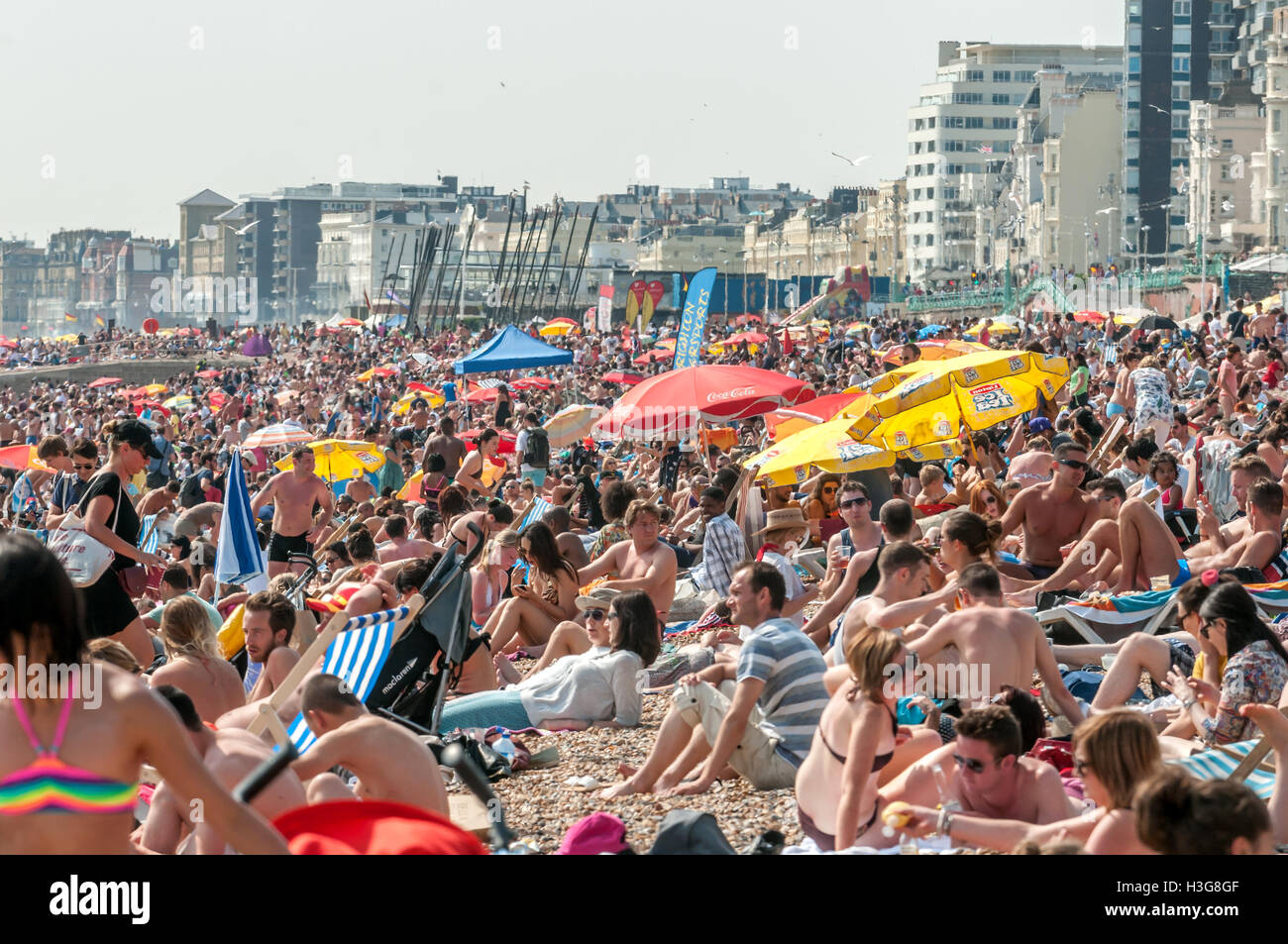 Looking west on a crowded Brighton beach on a summer's day Stock Photo ...