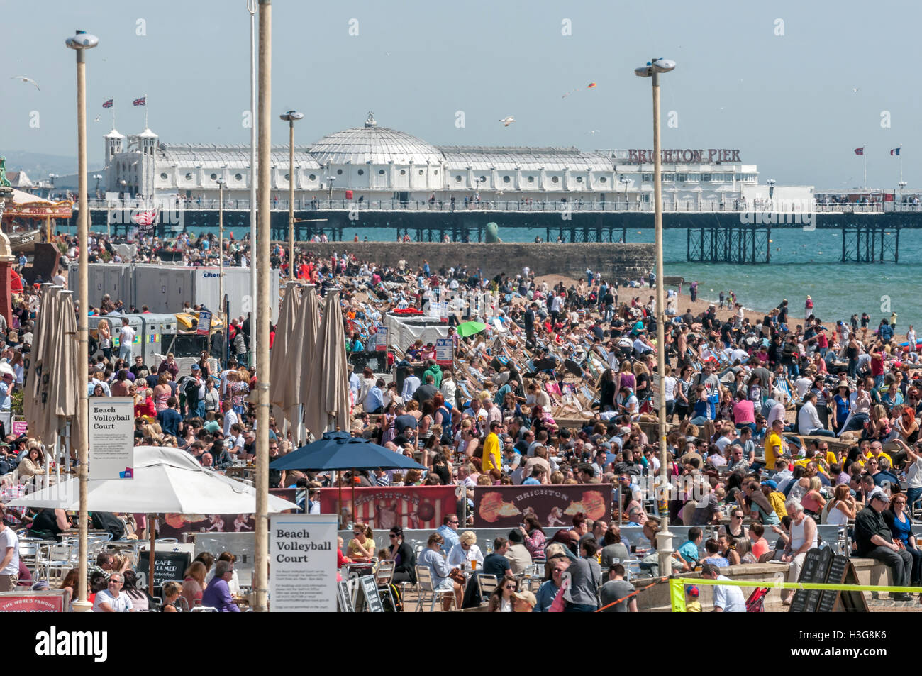 Brighton beach crowded hi-res stock photography and images - Alamy