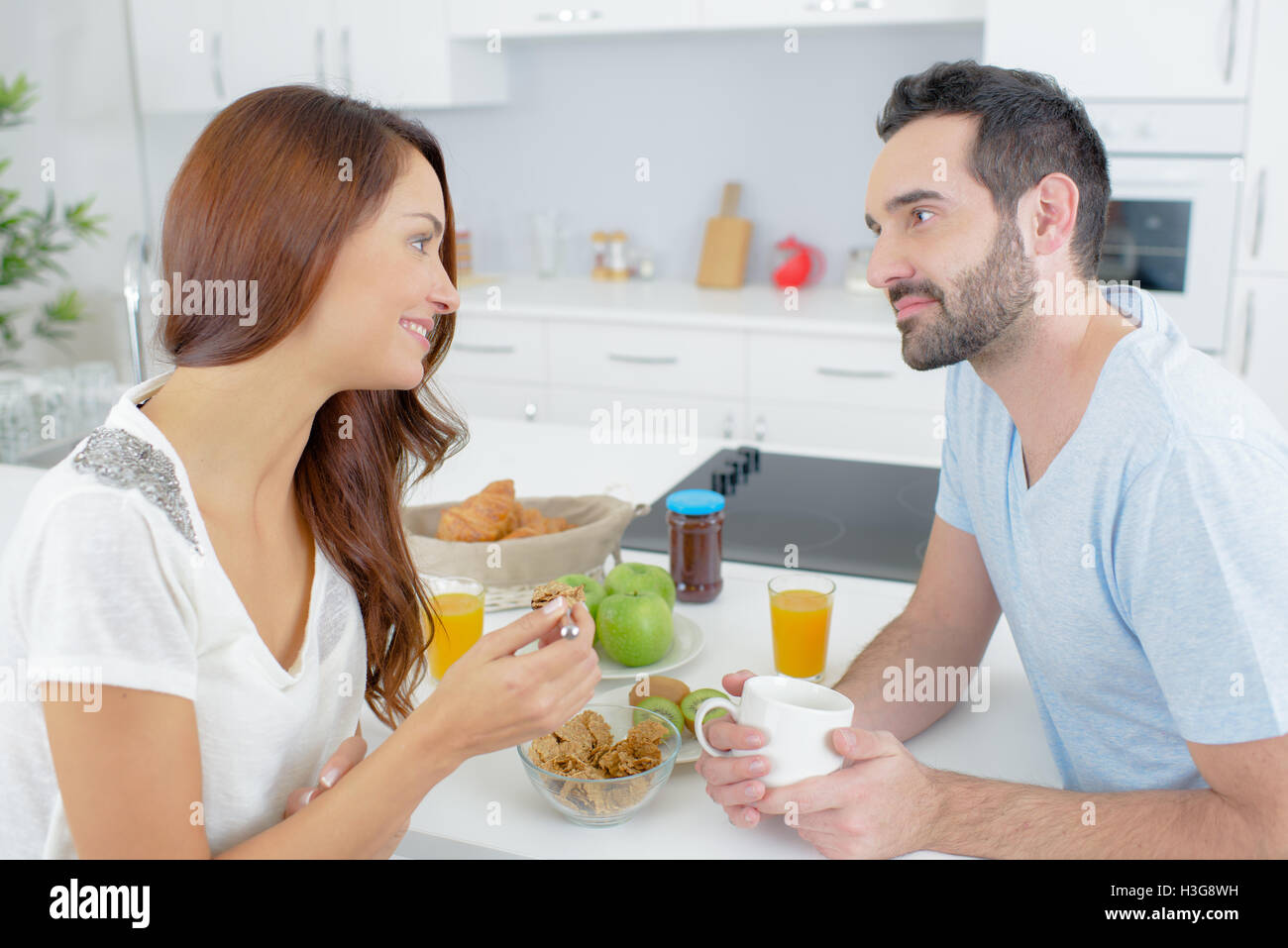 couple having a conversation during breakfast Stock Photo - Alamy