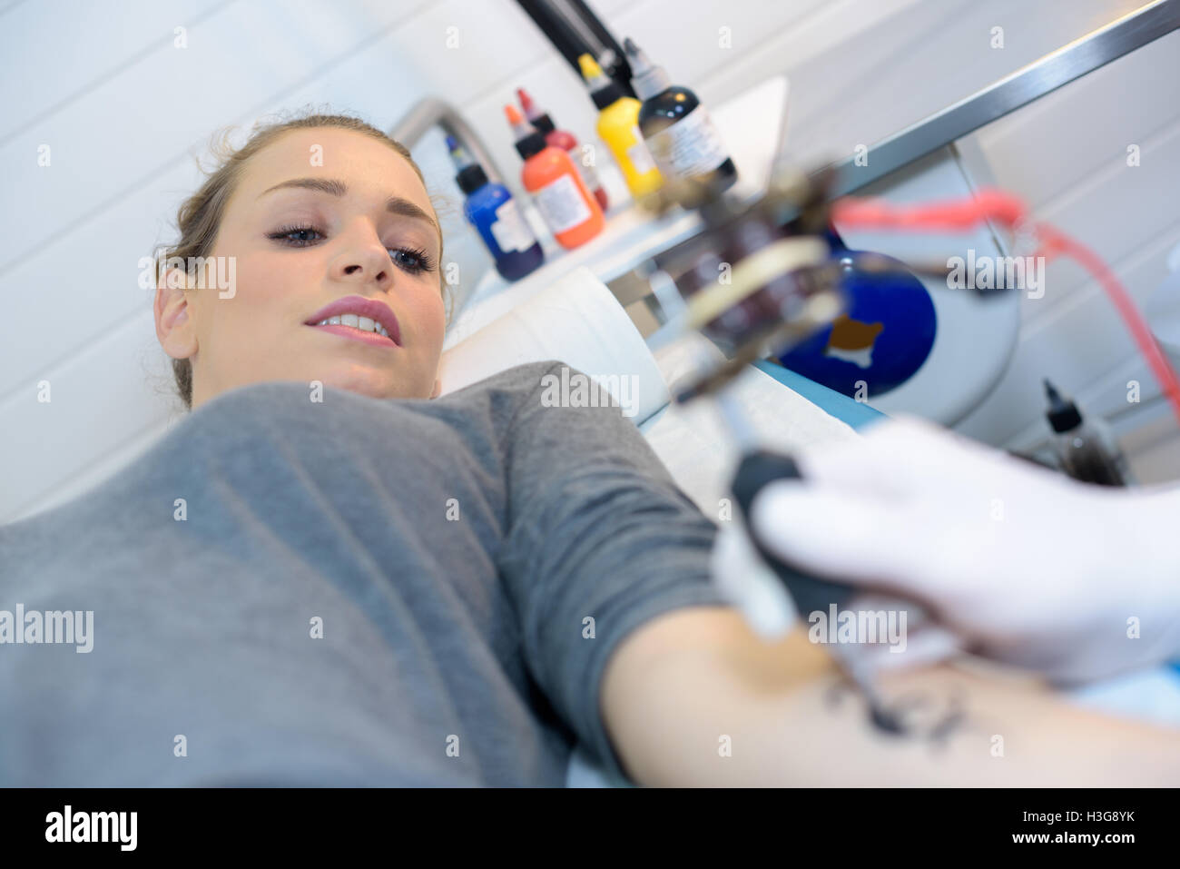 putting on a tattoo Stock Photo - Alamy
