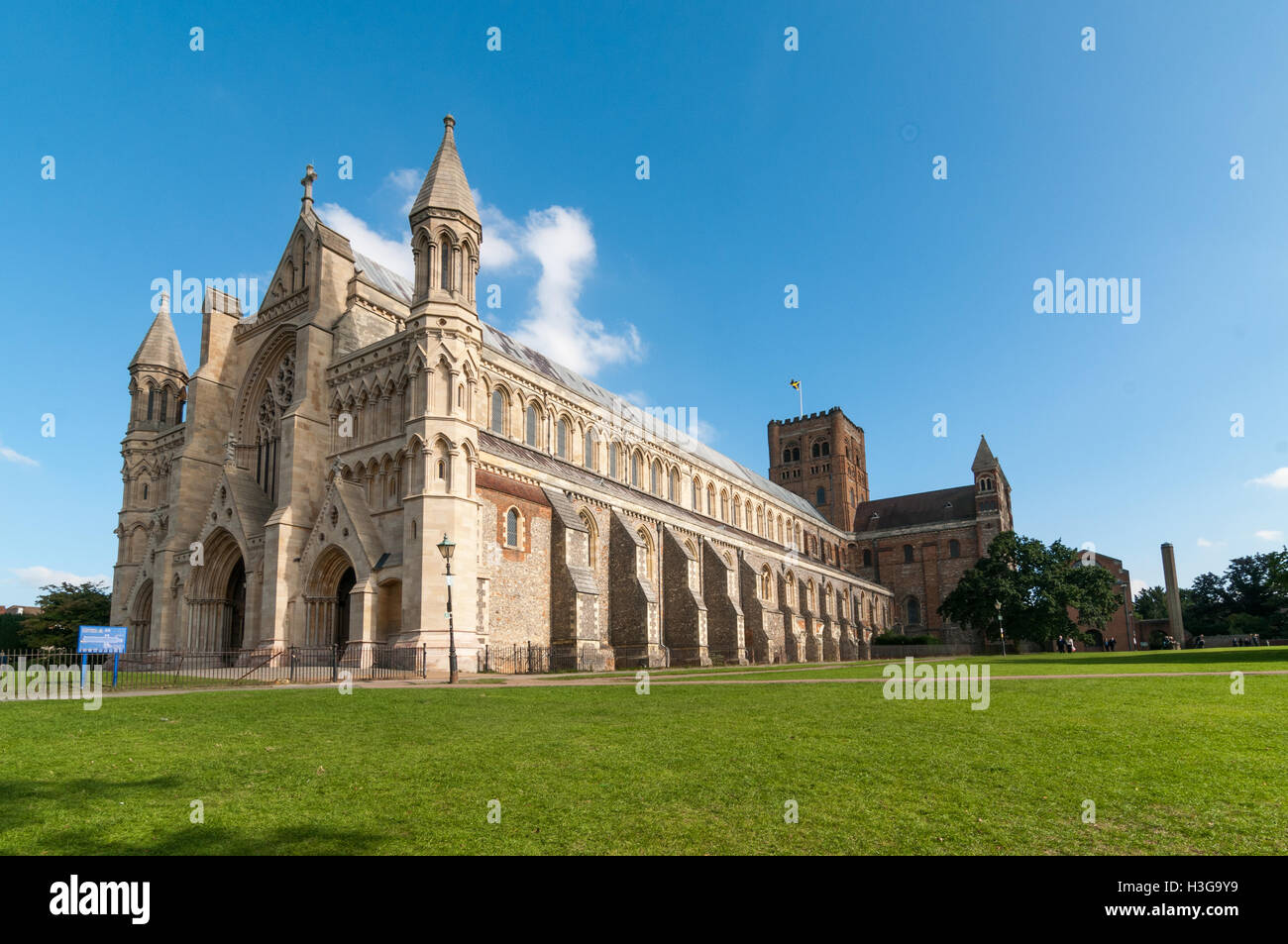 St albans cathedral exterior hi-res stock photography and images - Alamy