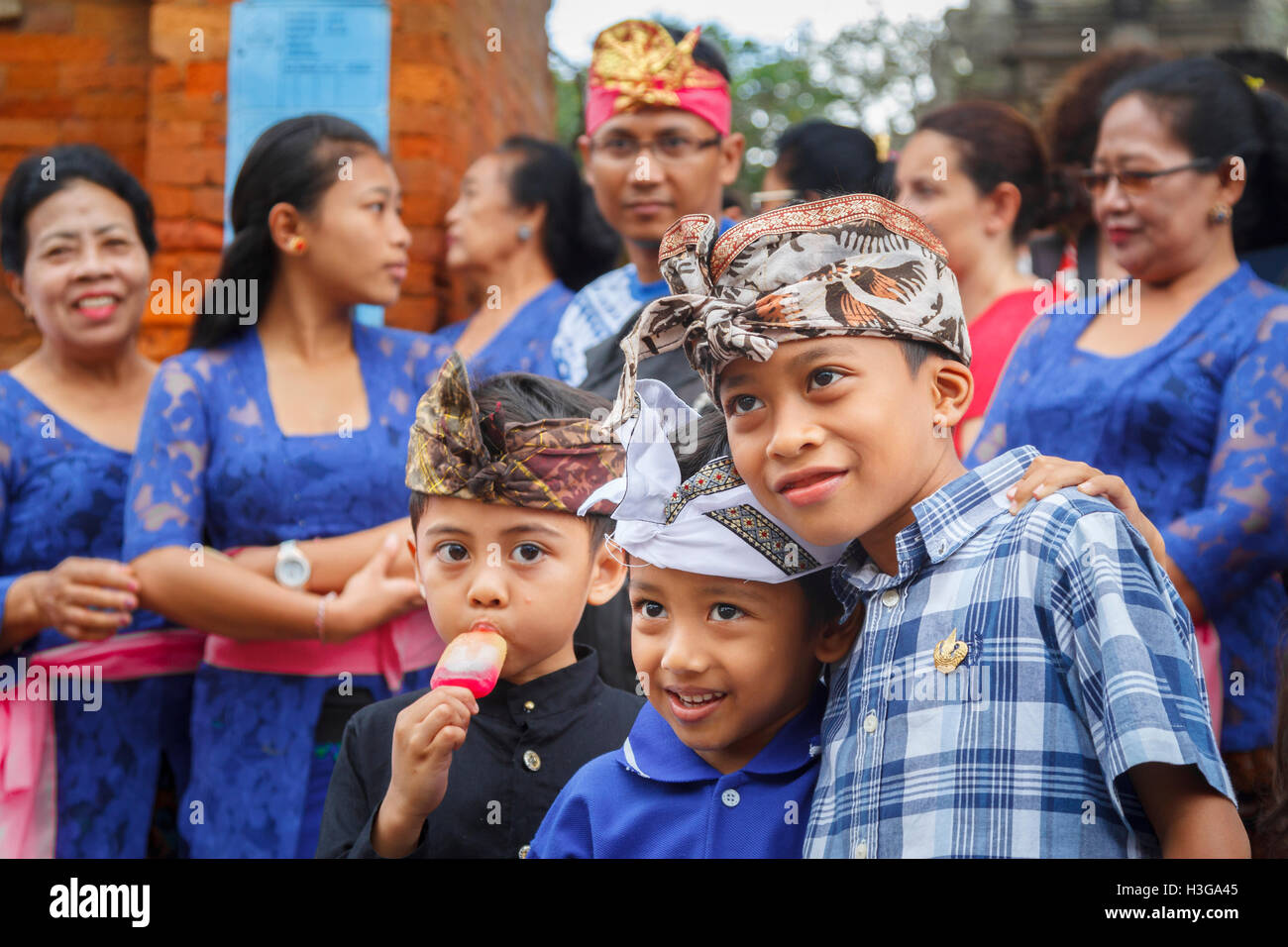 Children in a cremation ceremony Stock Photo - Alamy