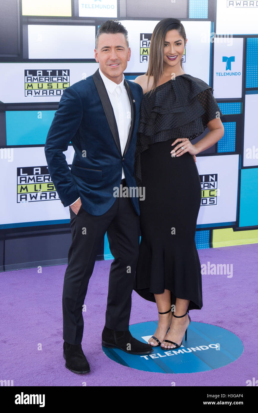 Hollywood, California, USA. 6th Oct, 2016. Jorge Daniel Bernal aand a ...
