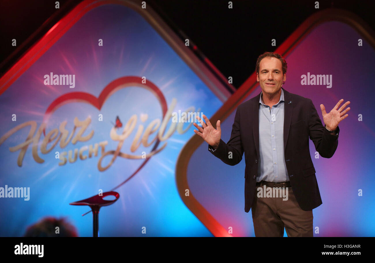 Cologne, Germany. 7th Oct, 2016. The TV-presenter Thomas Ohrner stands ...