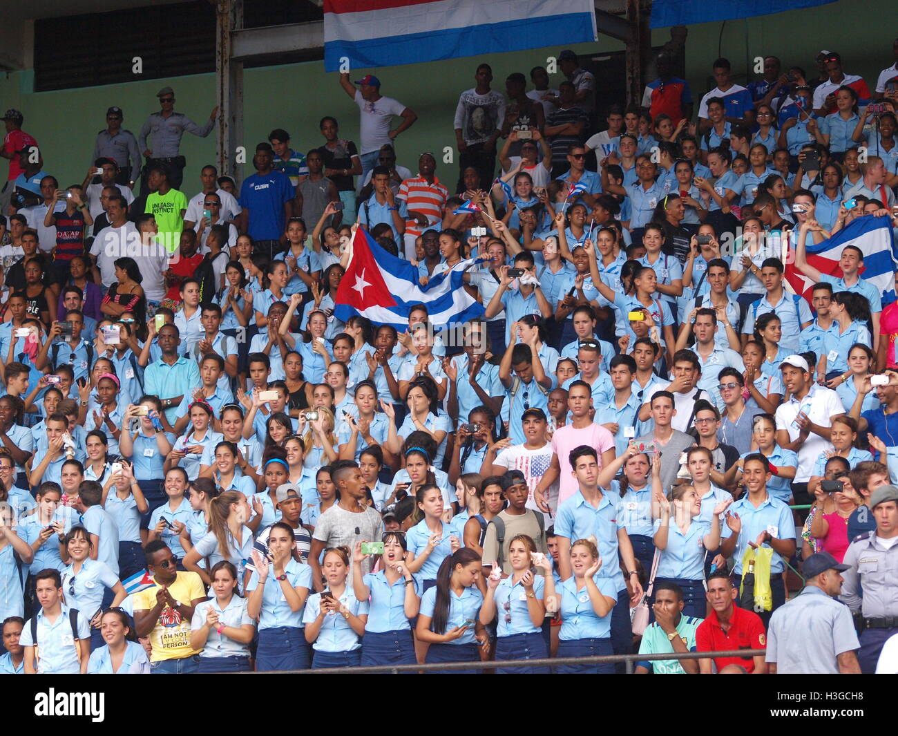 Havana, Cuba. 7th Oct, 2016. Cuban fans attend a friendly game between ...