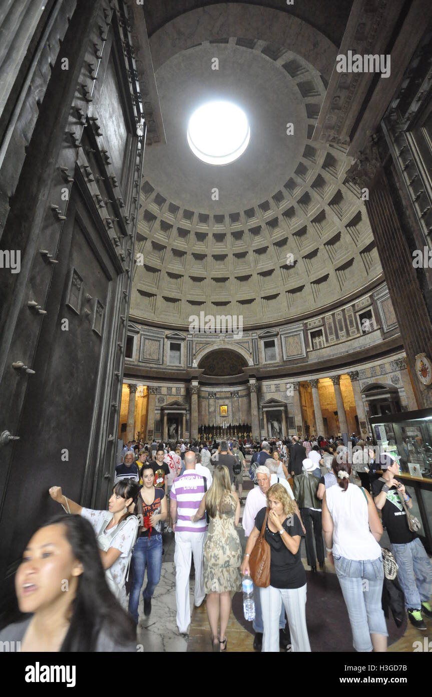 Pantheon rome doors hi-res stock photography and images - Alamy