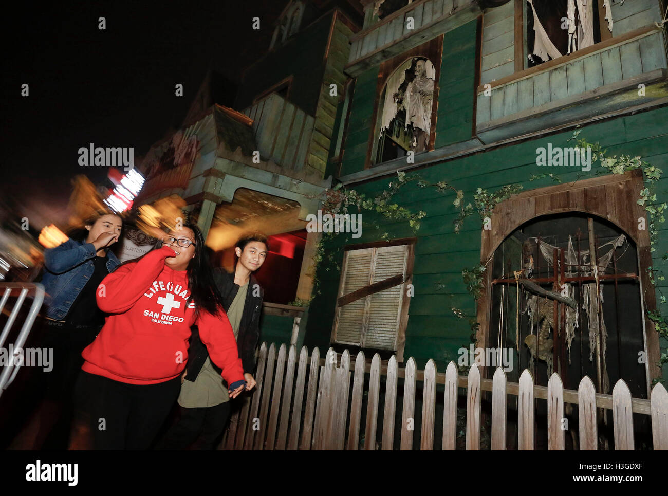 Vancouver, Canada. 7th Oct, 2016. Visitors take adventure in haunted ...
