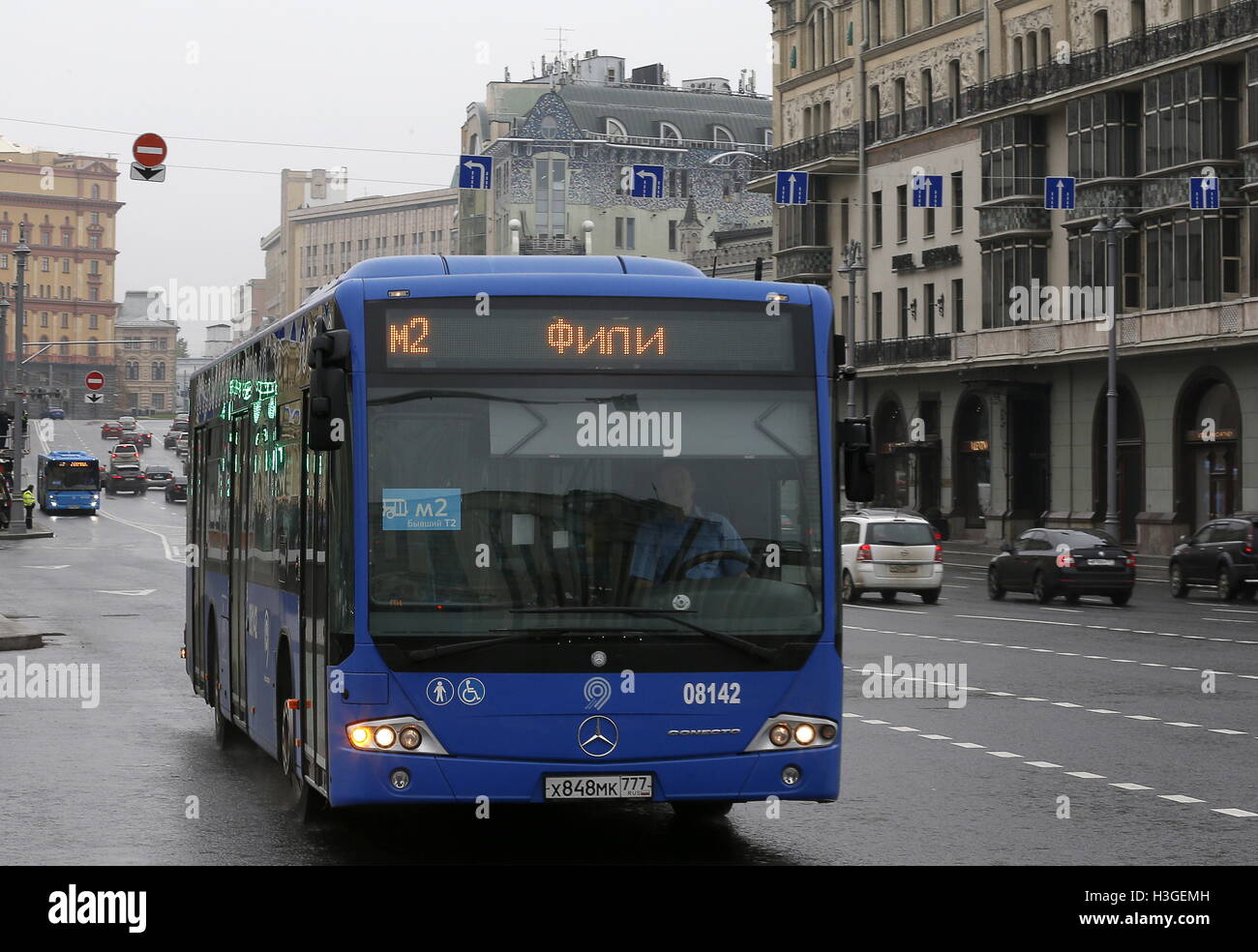 Moscow, Russia. 8th Oct, 2016. A bus approaches Theatre Square bus ...