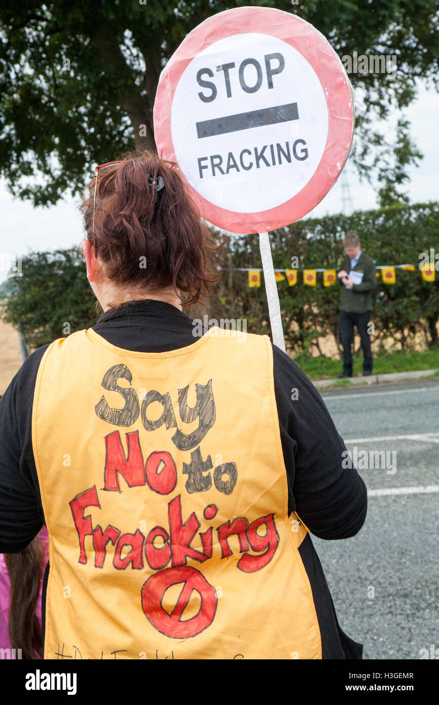 a cuadrilla plumpton frack off anti protest shale gas extraction ...