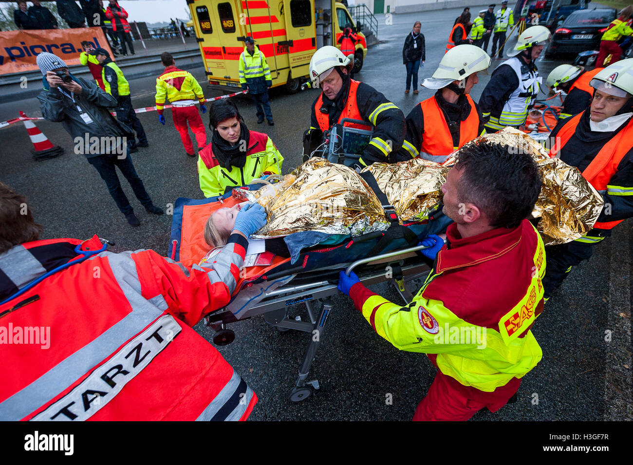 Polish emergency services work together with the German fire service ...
