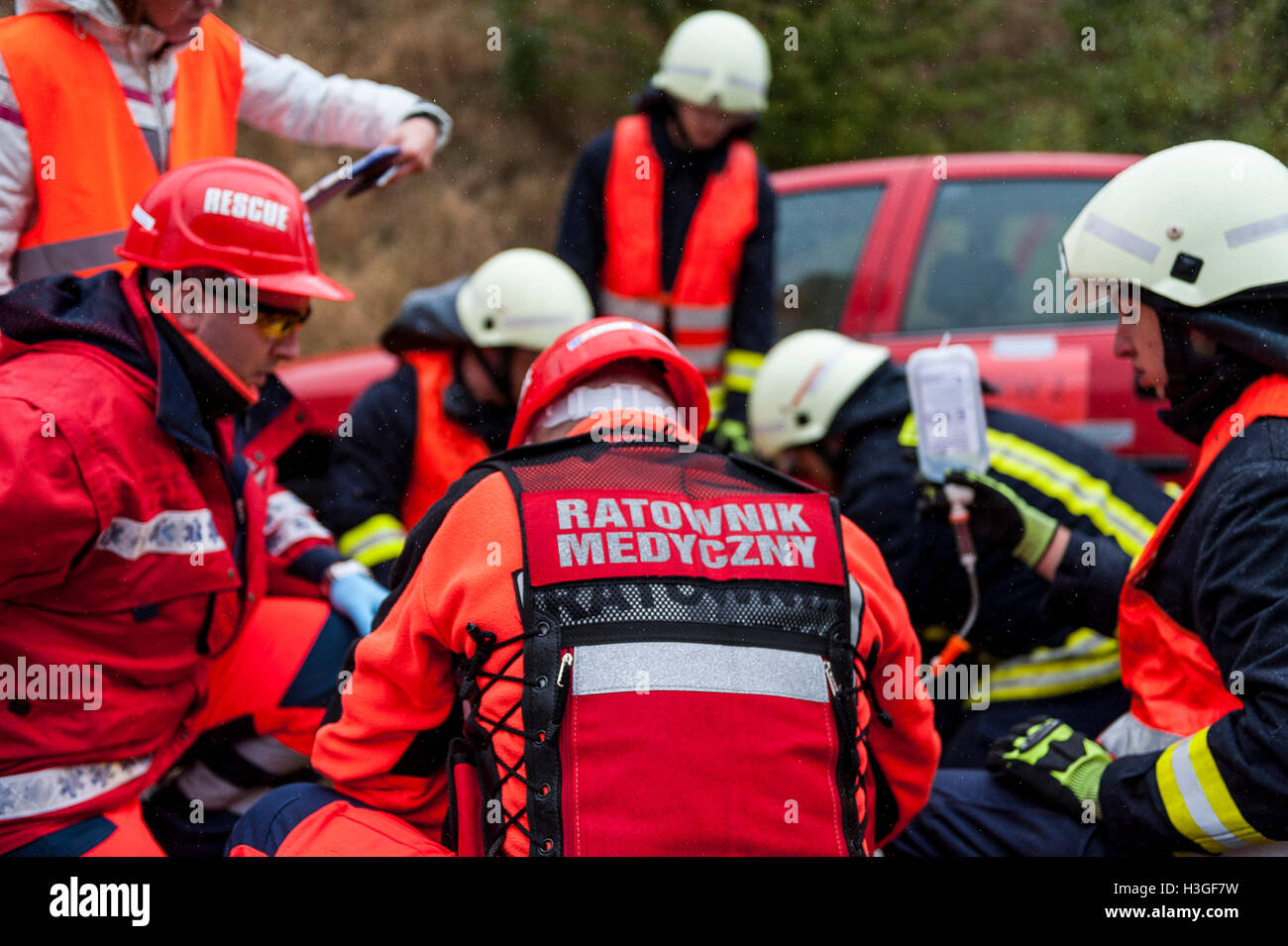 Polish emergency services work together with the German fire service ...