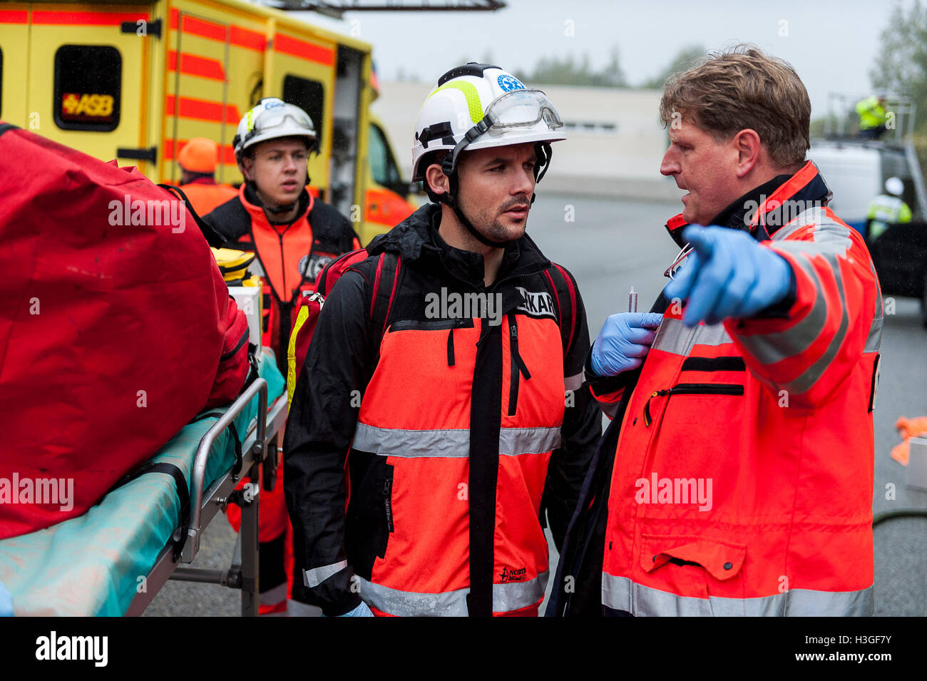 A German (r) and a Polish paramedic work together during a joint ...