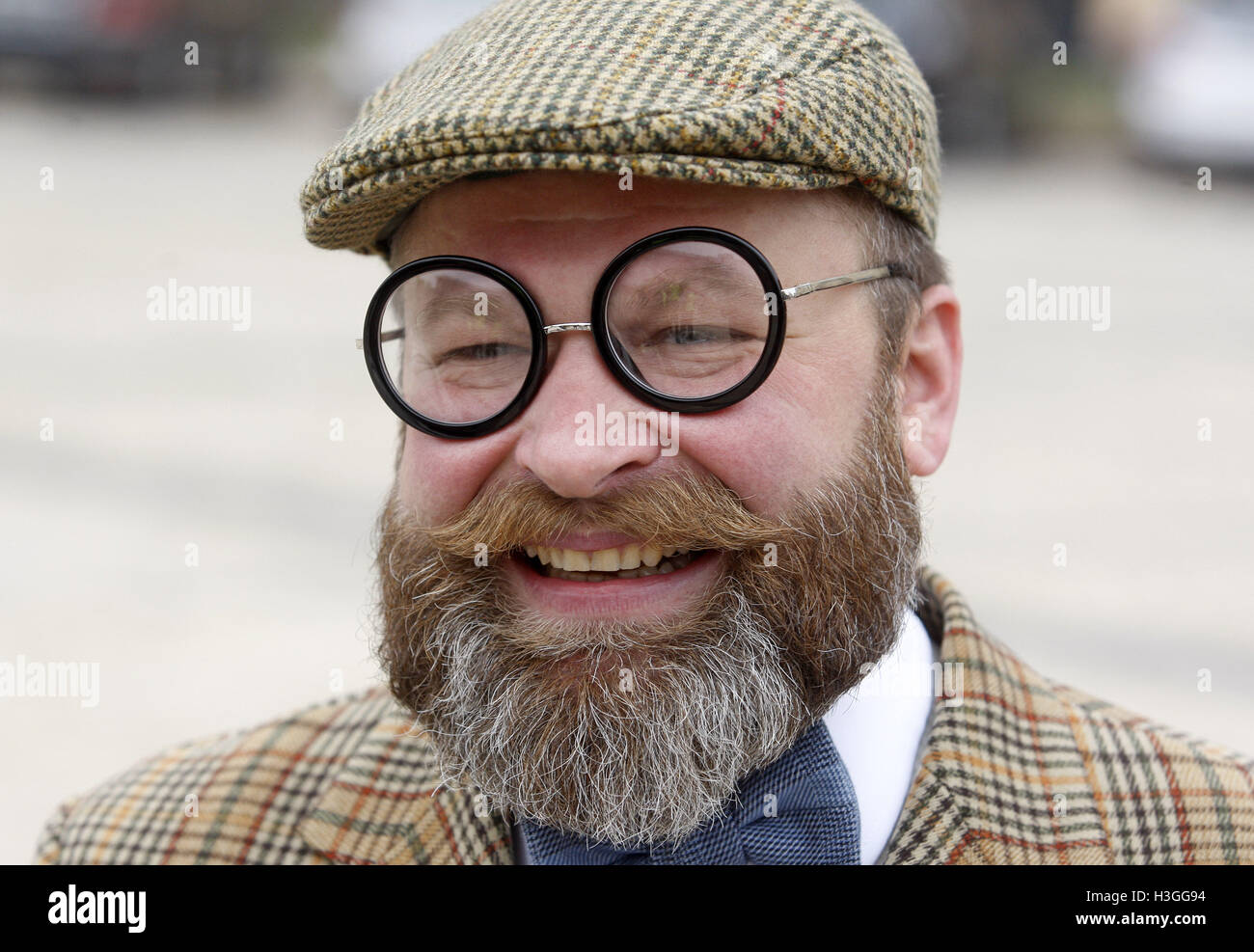Man in tweed trousers hi-res stock photography and images - Alamy