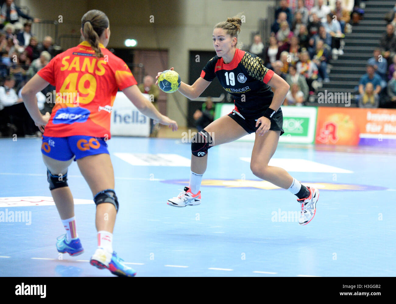Hamburg, Germany. 07th Oct, 2016. Germany's Emily Boelk (r) and Spain's ...