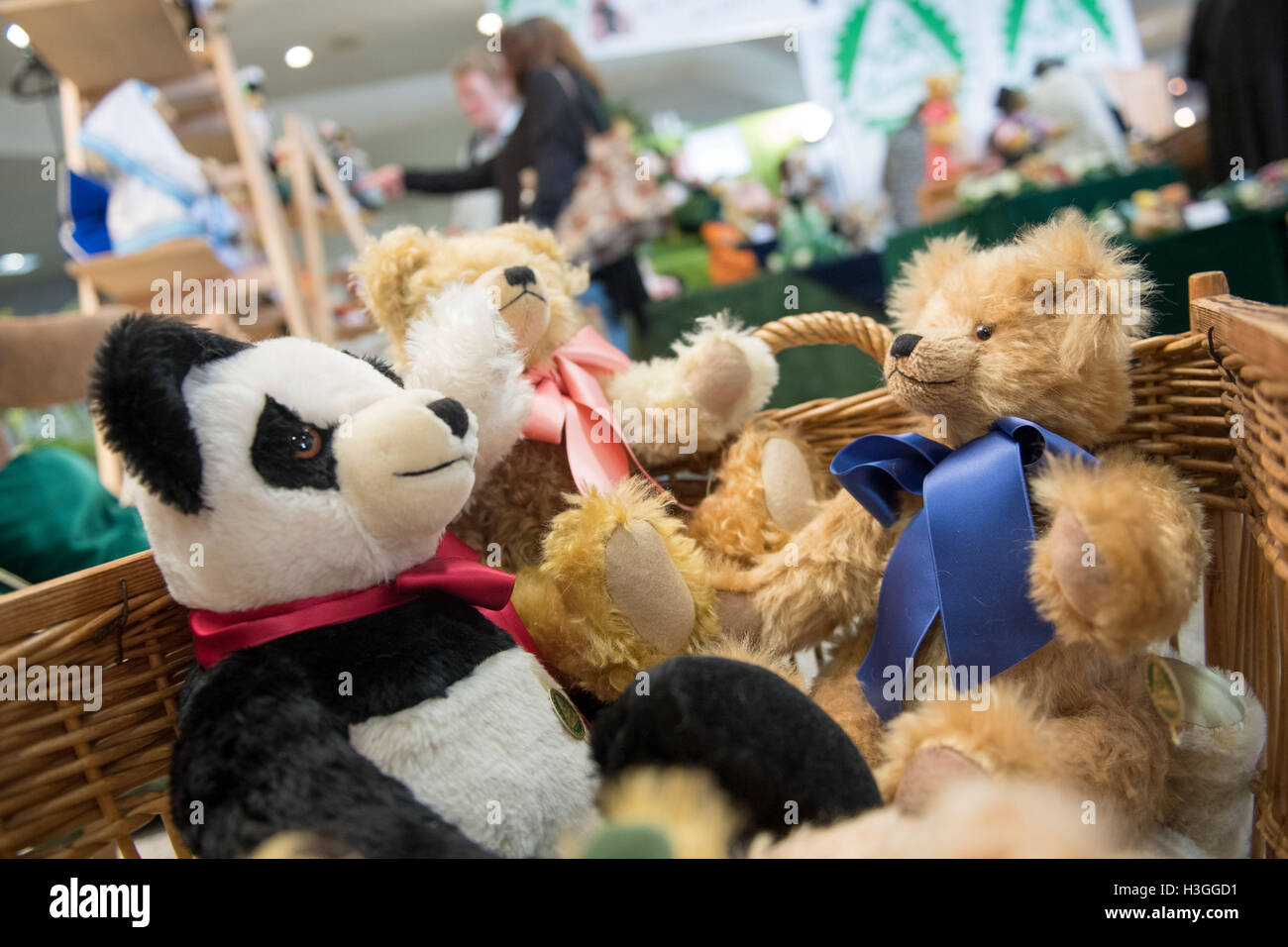 Essen, Germany. 08th Oct, 2016. Teddy bears on display at Euro Teddy ...