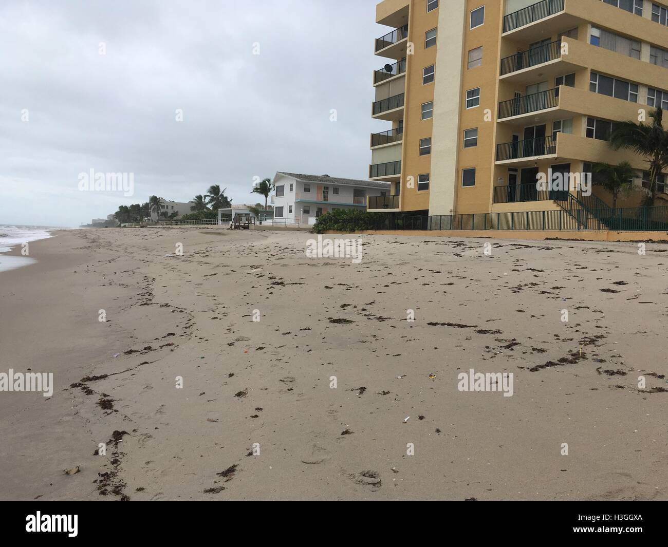 Beach in built up area hi-res stock photography and images - Alamy