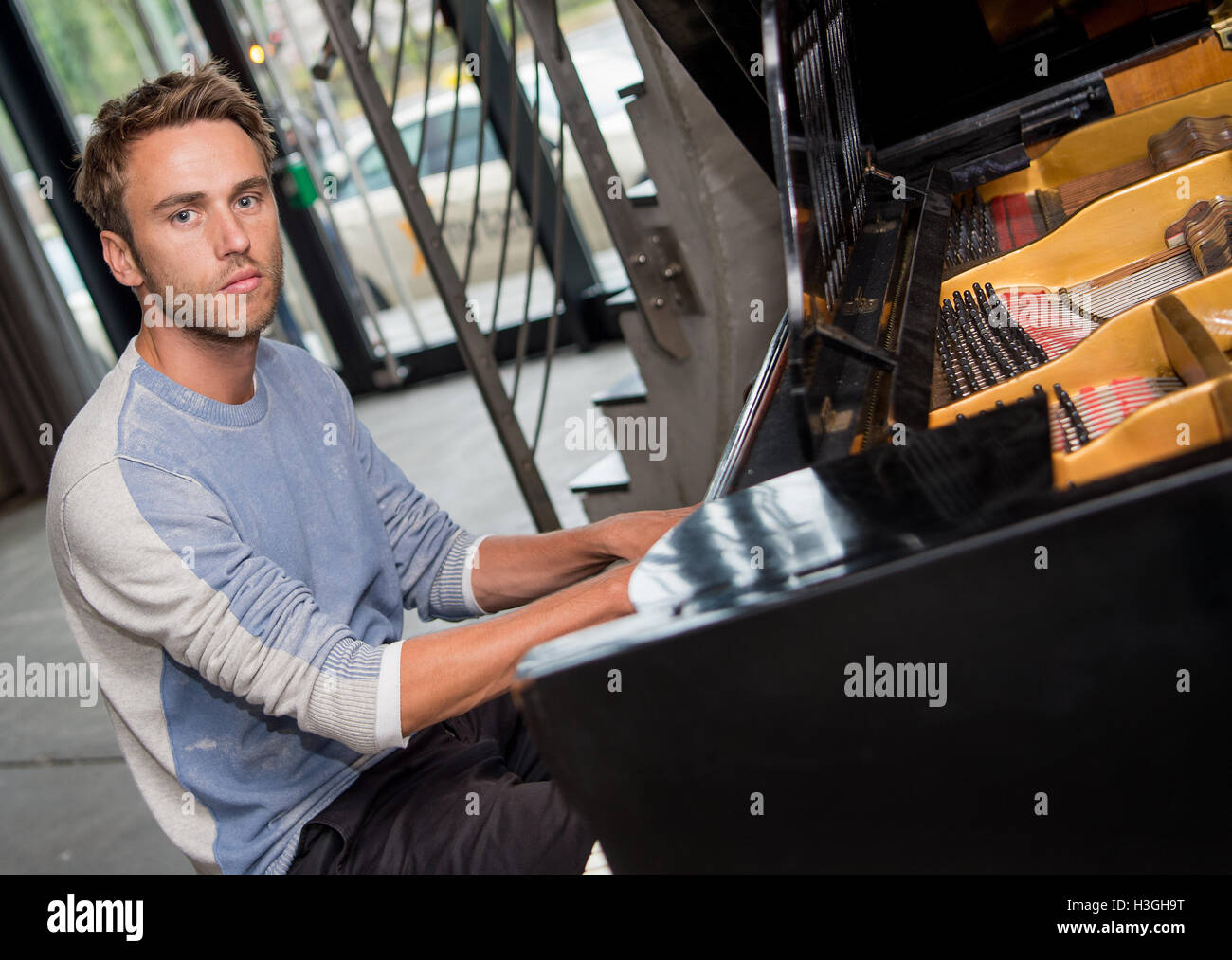 Berlin, Germany. 06th Oct, 2016. German singer Clueso (Thomas Huebner ...