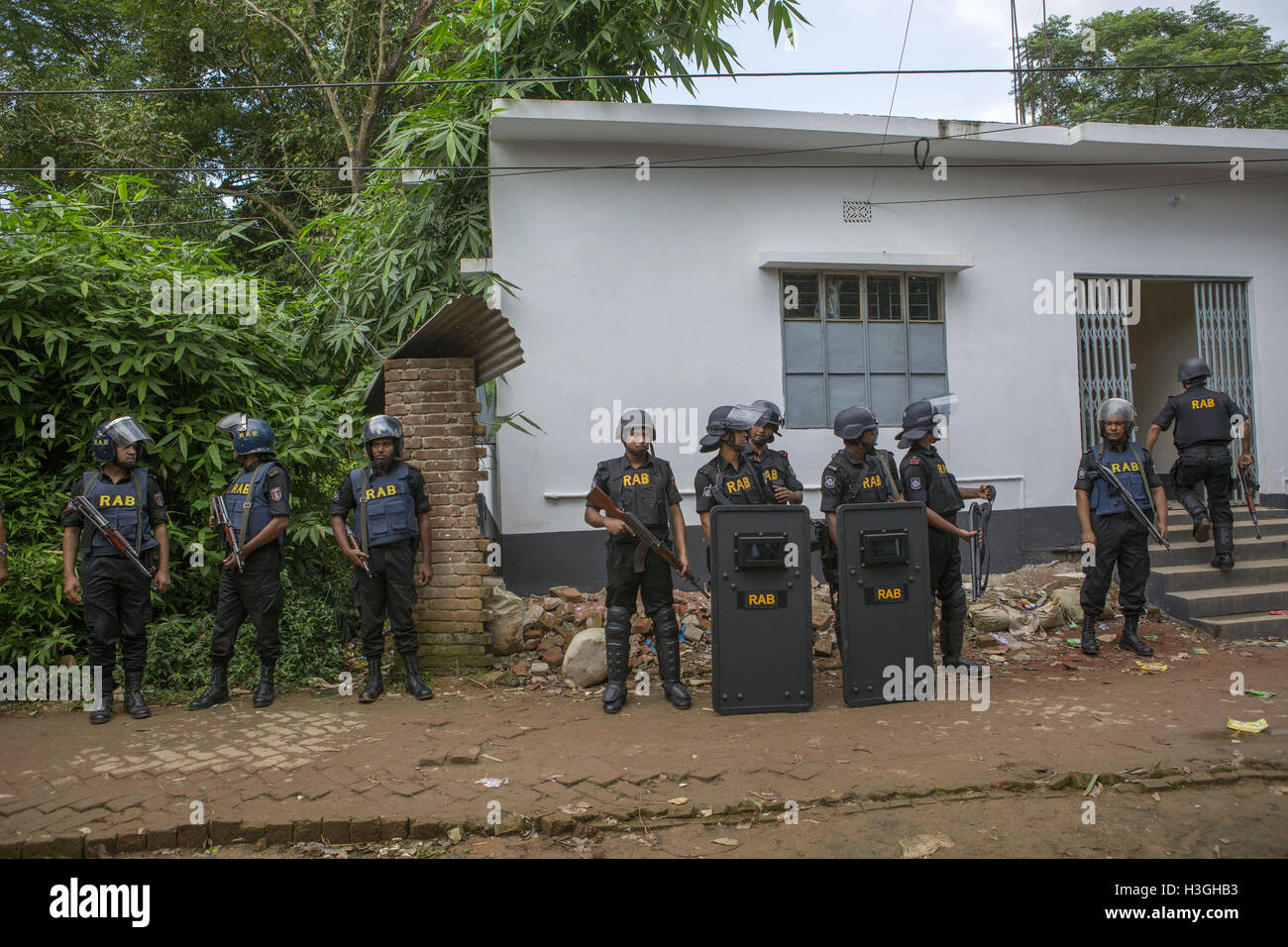 Members bangladesh special weapons tactics hi-res stock photography and ...