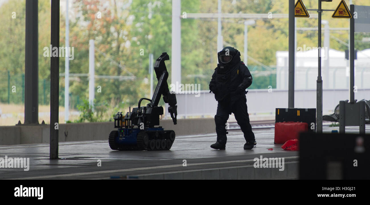 Bomb squad gear hi-res stock photography and images - Alamy