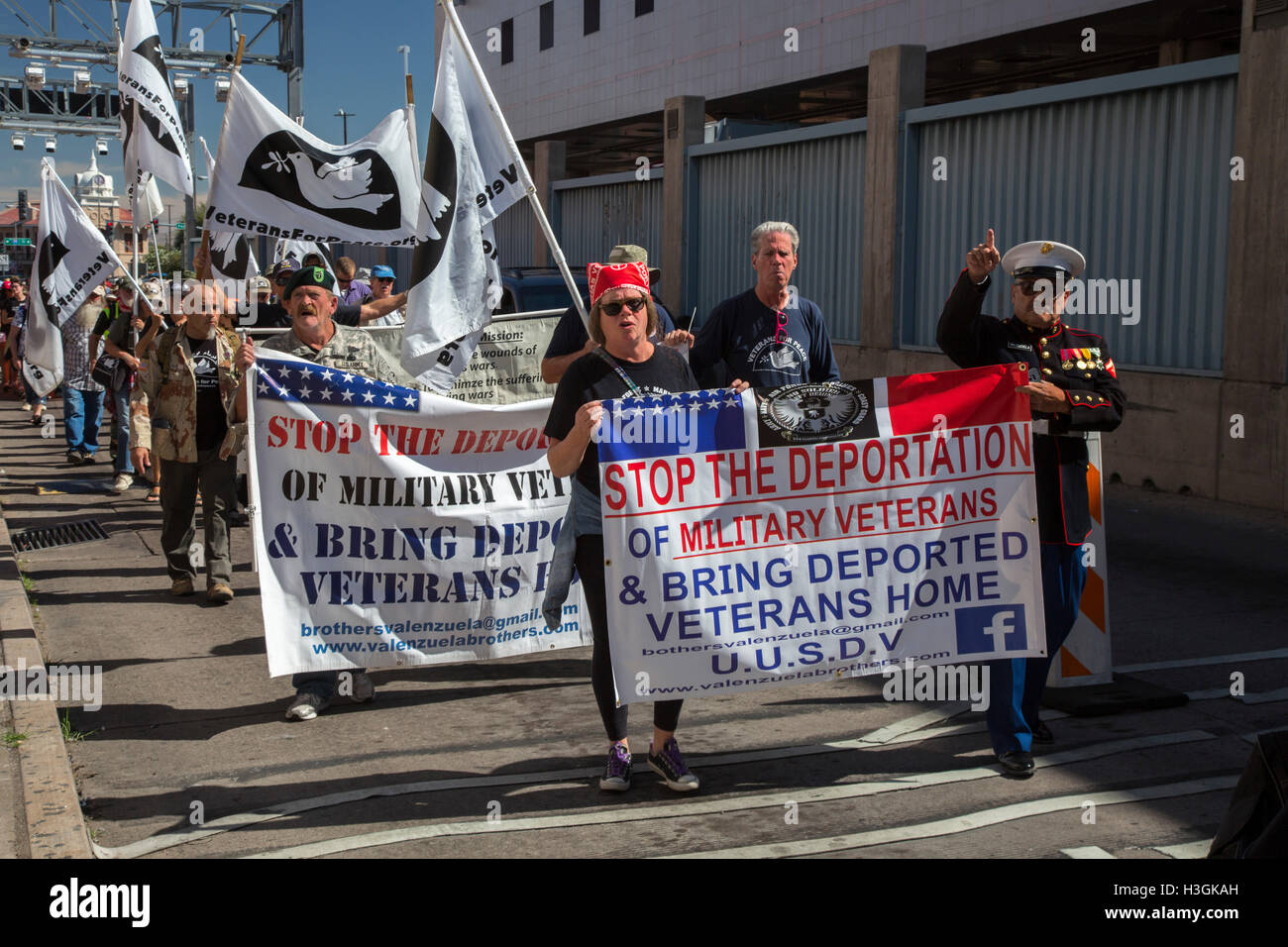 Nogales, Arizona, USA. Veterans march across the U.S. border as rallies ...