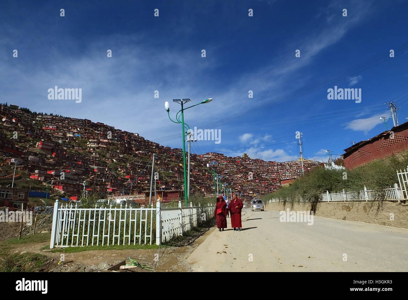 Garze, Sichuan, China. 29th Sep, 2016. Monks walk at the Larung Gar ...