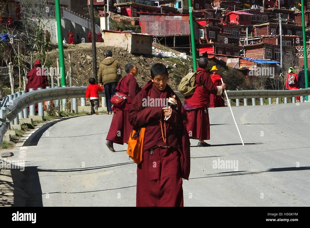 Garze, Sichuan, China. 29th Sep, 2016. Monks walk at the Larung Gar ...