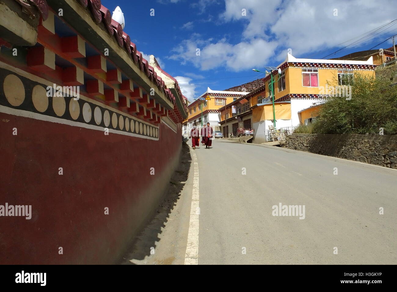 Garze, Sichuan, China. 29th Sep, 2016. Monks walk at the Larung Gar ...