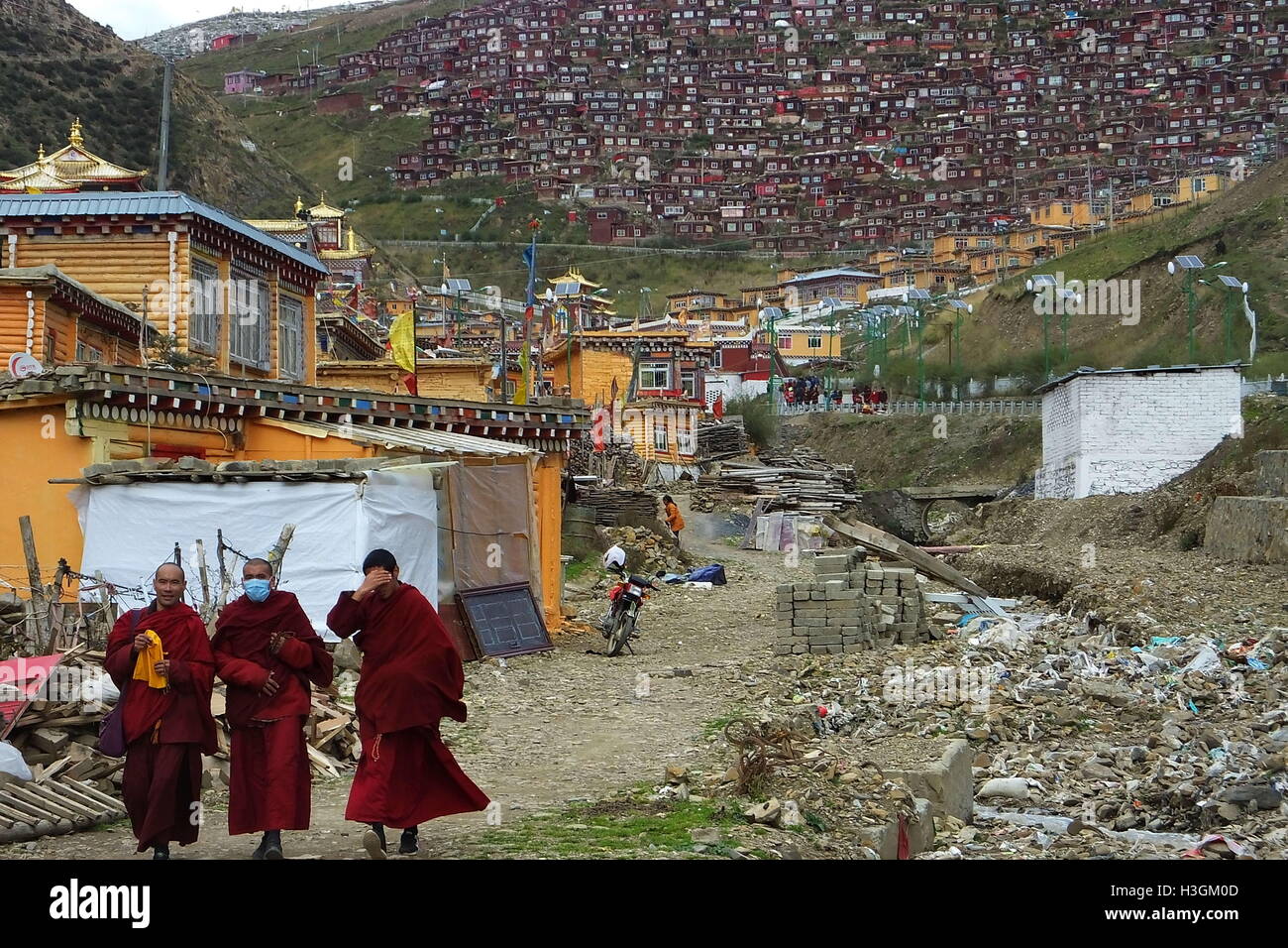 Garze, Sichuan, China. 29th Sep, 2016. Monks walk at the Larung Gar ...