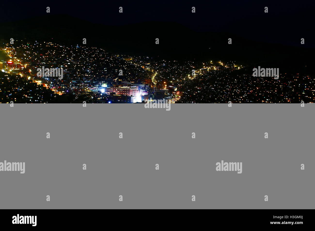 Garze, Sichuan, China. 29th Sep, 2016. Night view of the Larung Gar ...