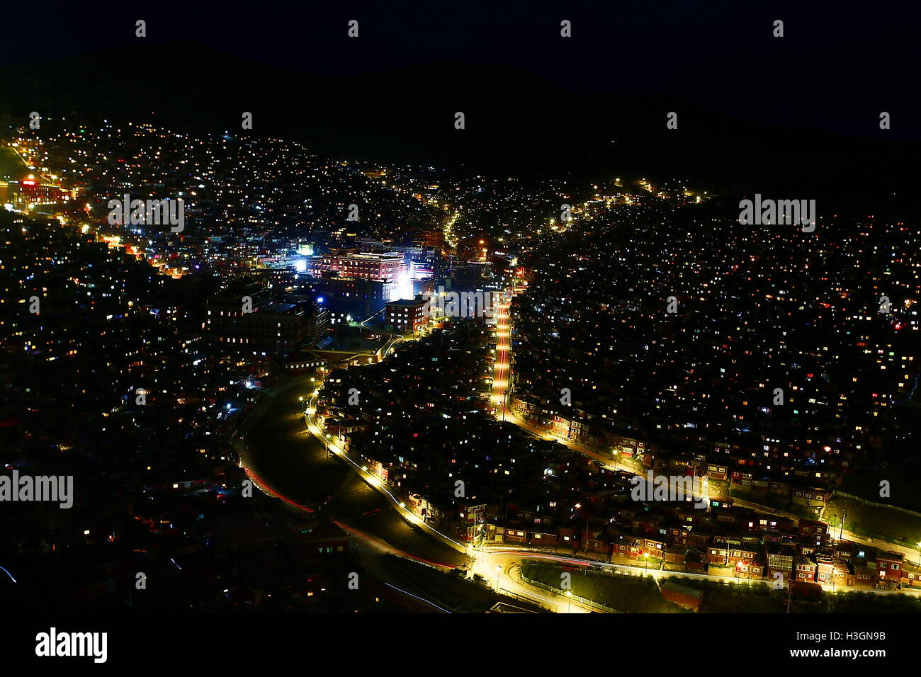 Garze, Sichuan, China. 29th Sep, 2016. Night view of the Larung Gar ...