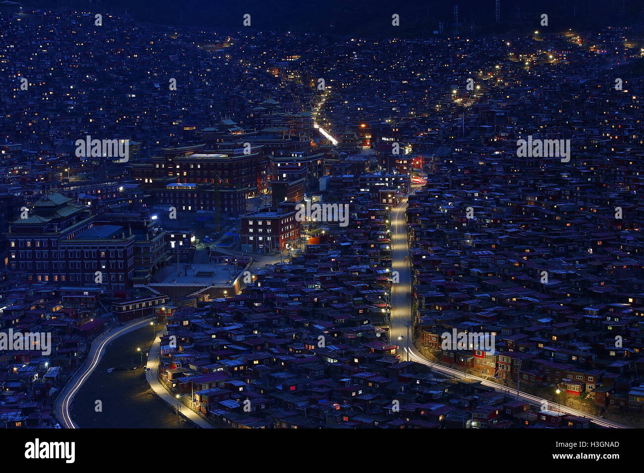 Garze, Sichuan, China. 29th Sep, 2016. Night view of the Larung Gar ...