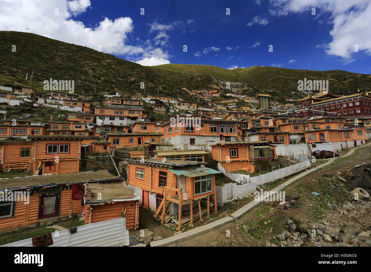 Garze, Sichuan, China. 29th Sep, 2016. The red houses at the Larung Gar ...