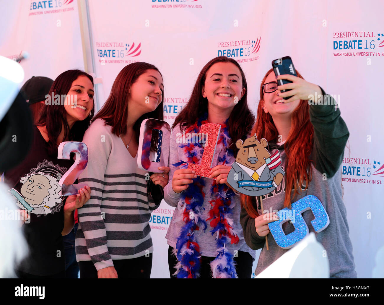 St. Louis, USA. 8th Oct, 2016. Students pose for photos at Washington ...