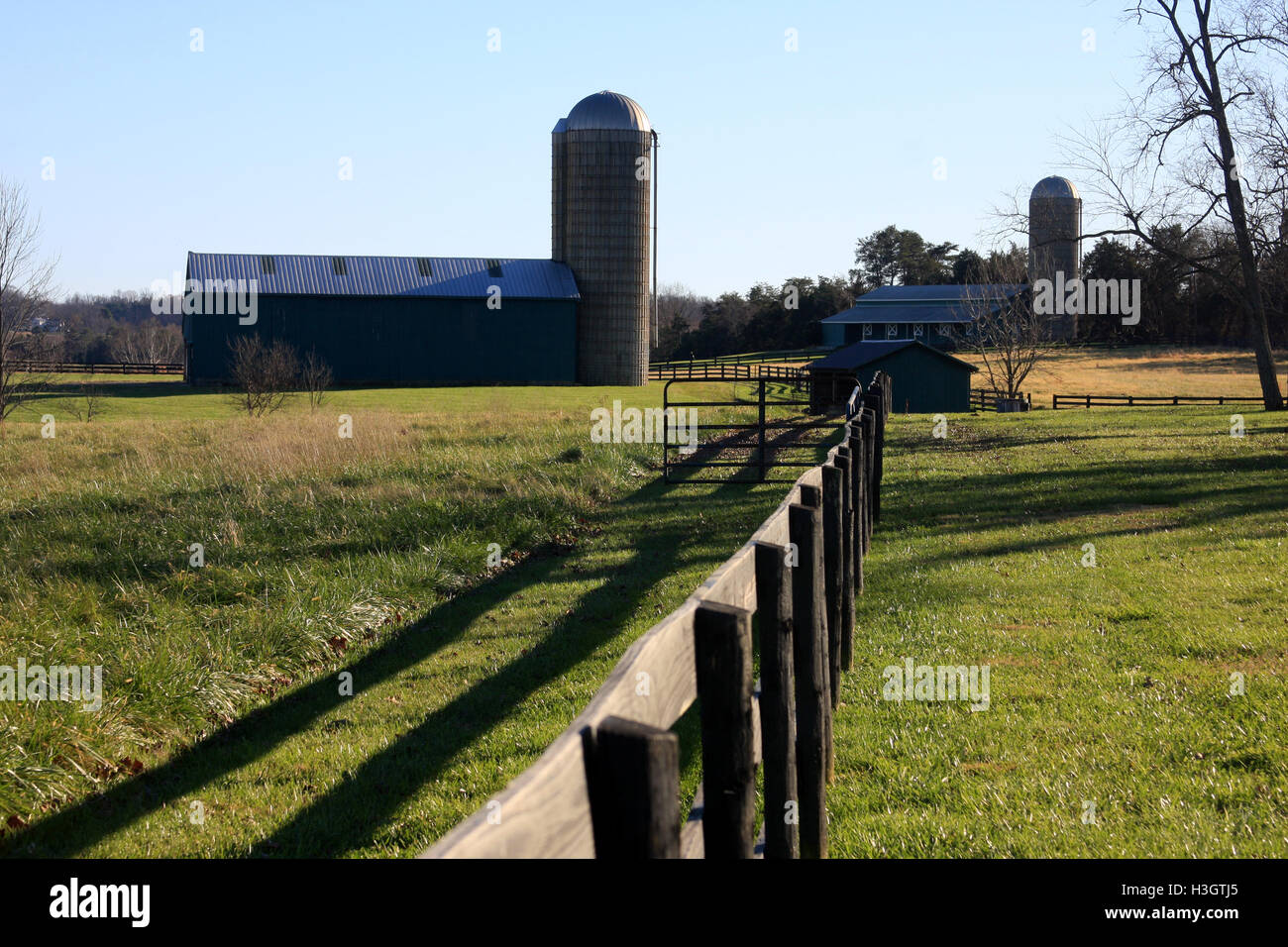 Landscape scene farm silos barn hi-res stock photography and images - Alamy