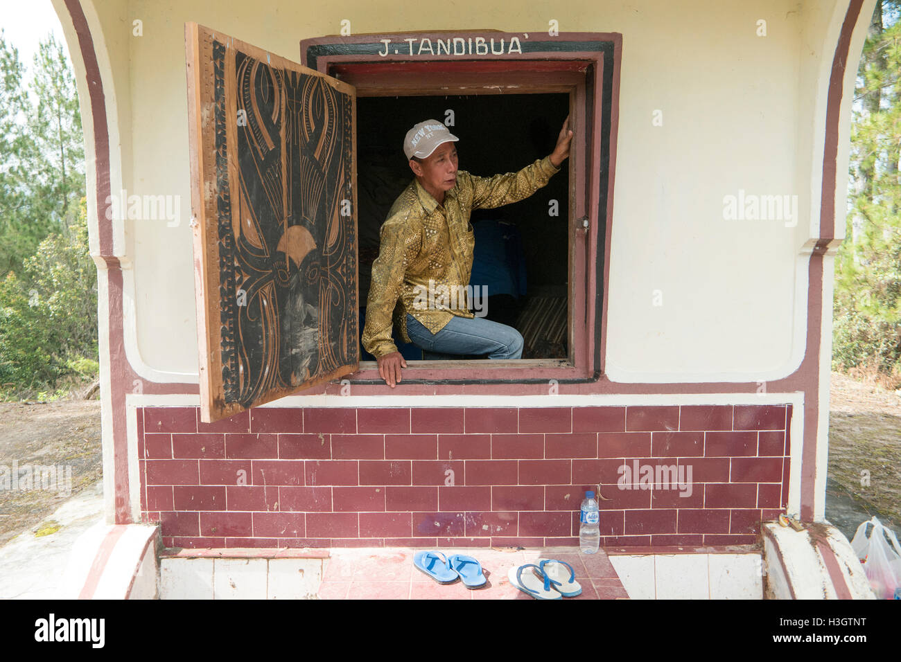 The relatives entering the Patane before the dead body to bring up to ...