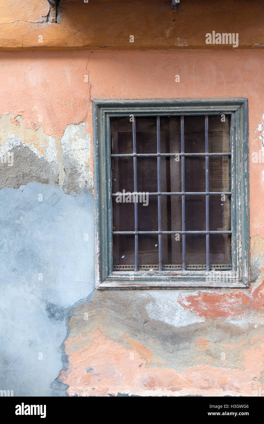 Metal grid window hi-res stock photography and images - Alamy