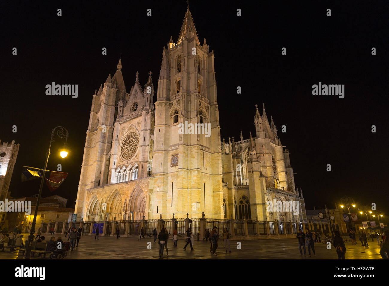 night view of the gothic cathedral of Leon Stock Photo - Alamy