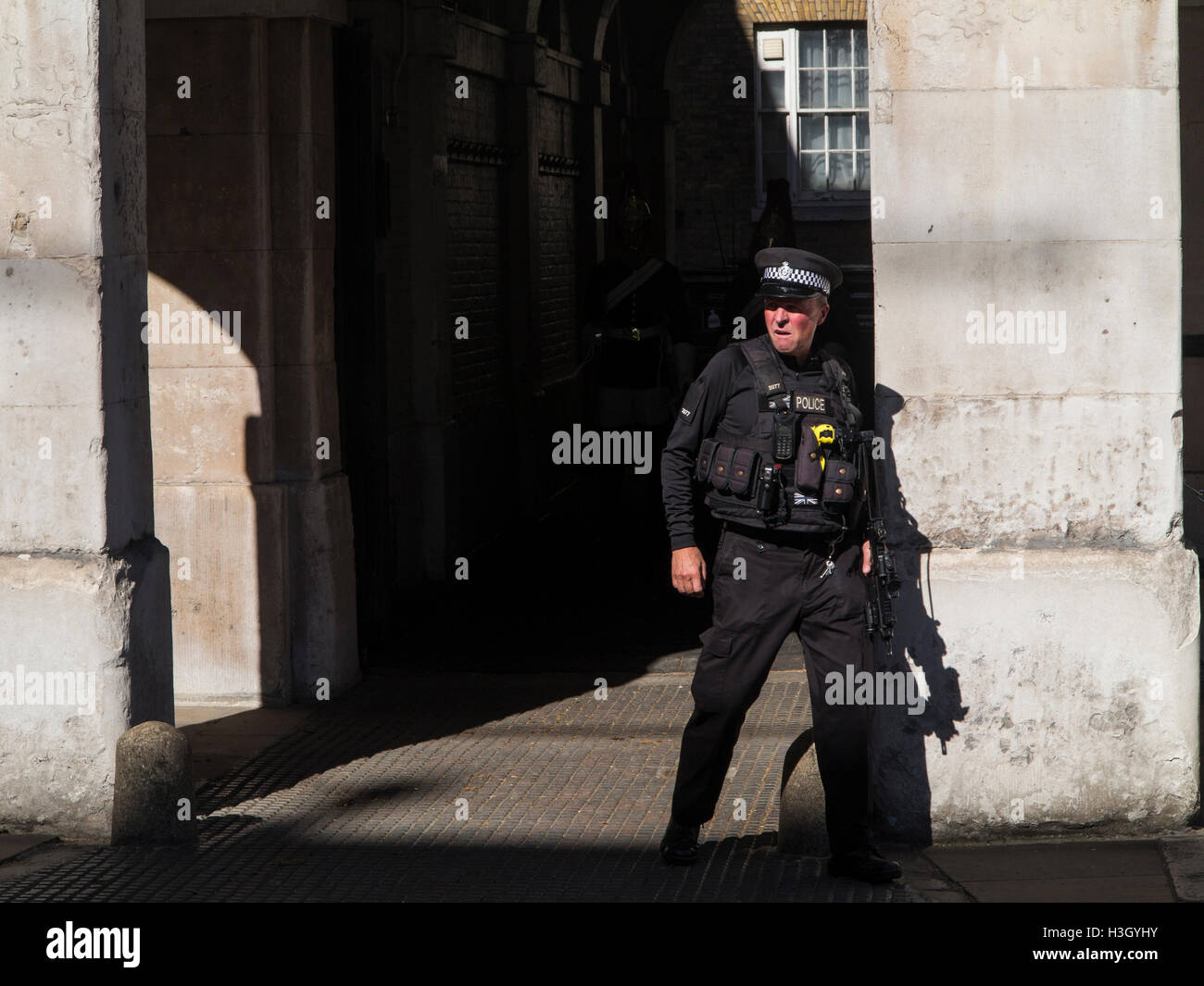 A heavily armed policeman Stock Photo - Alamy