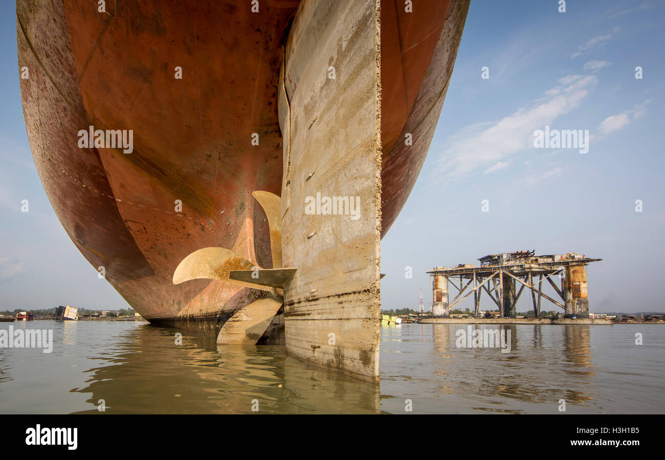 Ship at the ship breaking yard in Chittagong, Bangladesh Stock Photo ...
