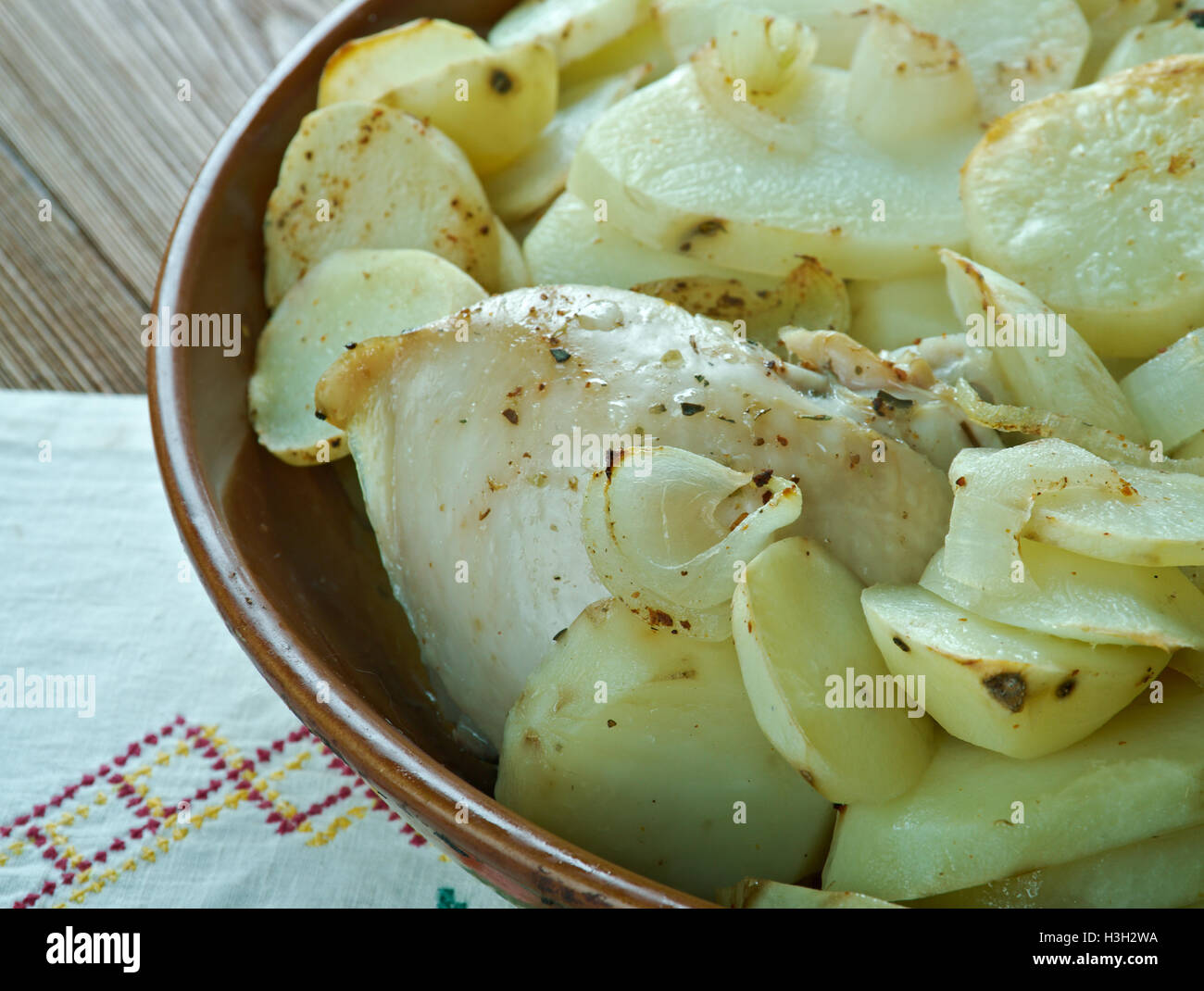 Djej W Batata Bil Sayniyyeh - Middle Eastern Baked Garlic Chicken and ...